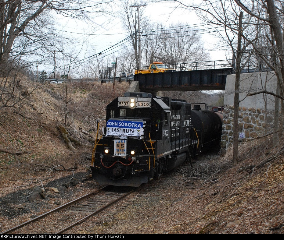 NS local H02 passes beneath the Main Street overpass